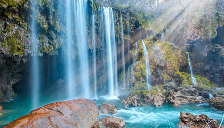 5 Waterfalls That Enter The Deep Ocean - lifeberrys.com