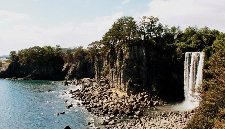 5 Waterfalls That Enter The Deep Ocean - lifeberrys.com