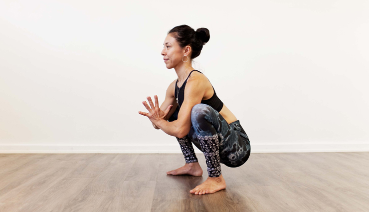 3 Yoga Asanas for Your Weak Legs - lifeberrys.com
